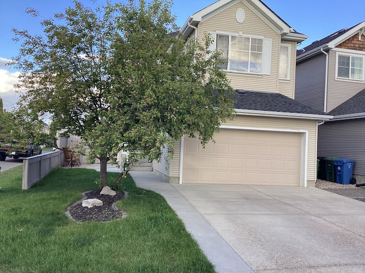 Bright 3 Bedroom Residential Home - Calgary