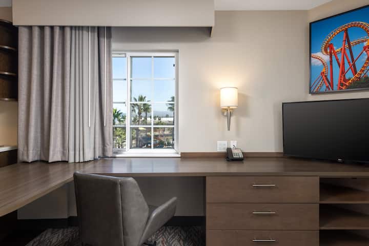 Close To Disneyland! Three 1br Units W/ Kitchens - Santa Ana, CA