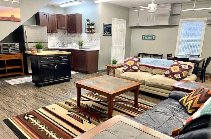 The Hacienda: Themed Guesthouse With Pool - Haw River State Park, Browns Summit