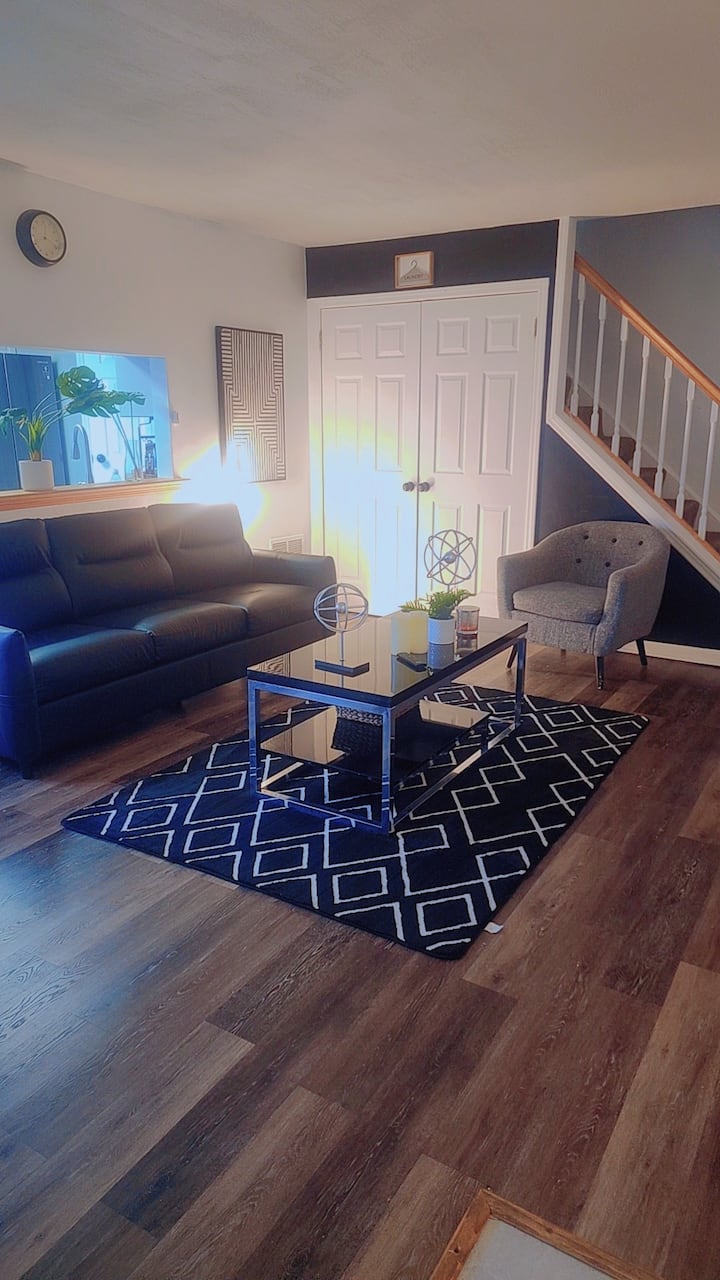 Welcoming 3 Bedroom Townhouse With Free Parking - Indianapolis, IN