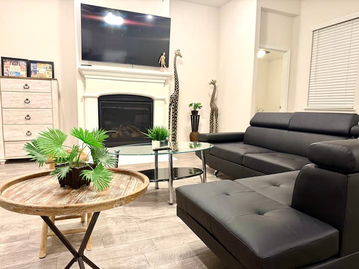 Modern 3b Home | Fiber Optic Wifi | Built In 2021! - 메스키트