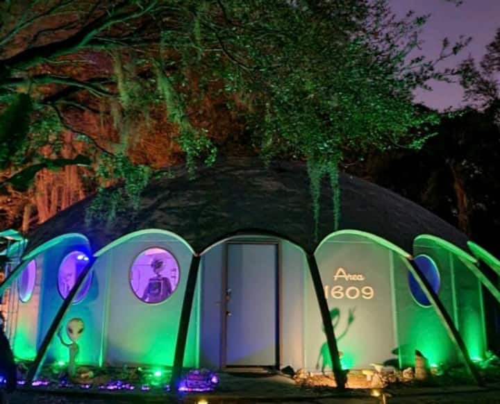 Area 1609 Space Dome W/ Galaxy Arcade & Fire Pit! - Lake Istokpoga, FL