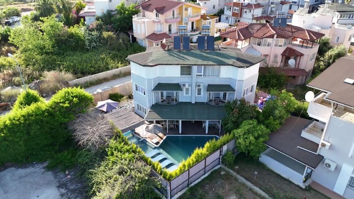 Candy  Müstakil Yüzme Havuzlu Etrafı 12 Kişilik - Belek