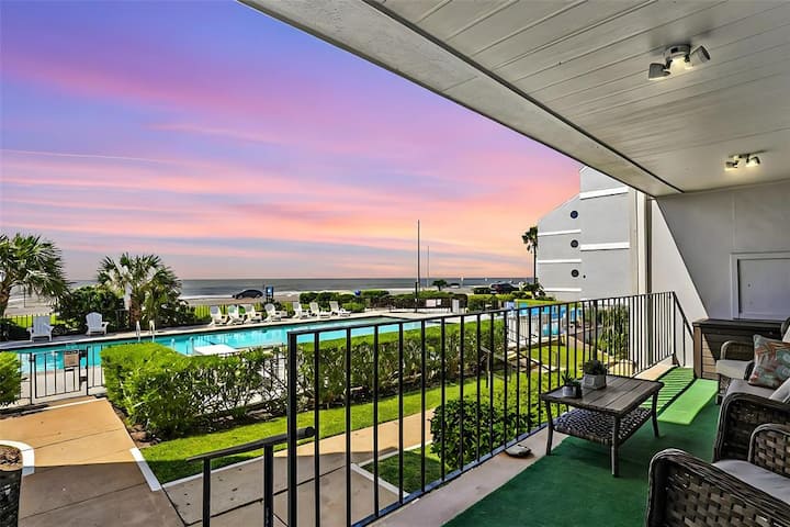 Beautiful Beach Condo Right On The Seawall! - Galveston, TX