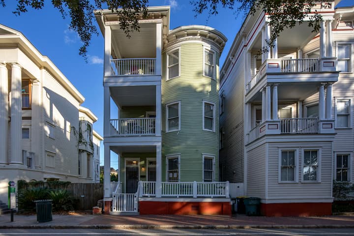 Balcony On Forsyth Park! Vip 3 Br 2ba & Courtyard - Savannah, GA