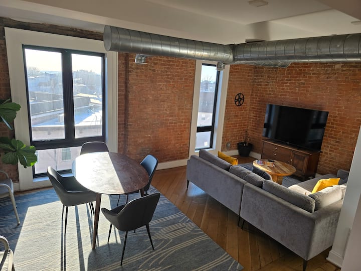 Beautiful Large Sunny Penthouse Condo Apartment - Edgewater, NJ