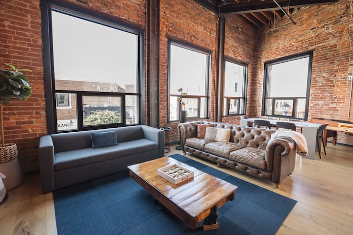 Xchng Unit B. Downtown Luxury Loft. 3 Bd 2 Ba. - Illinois