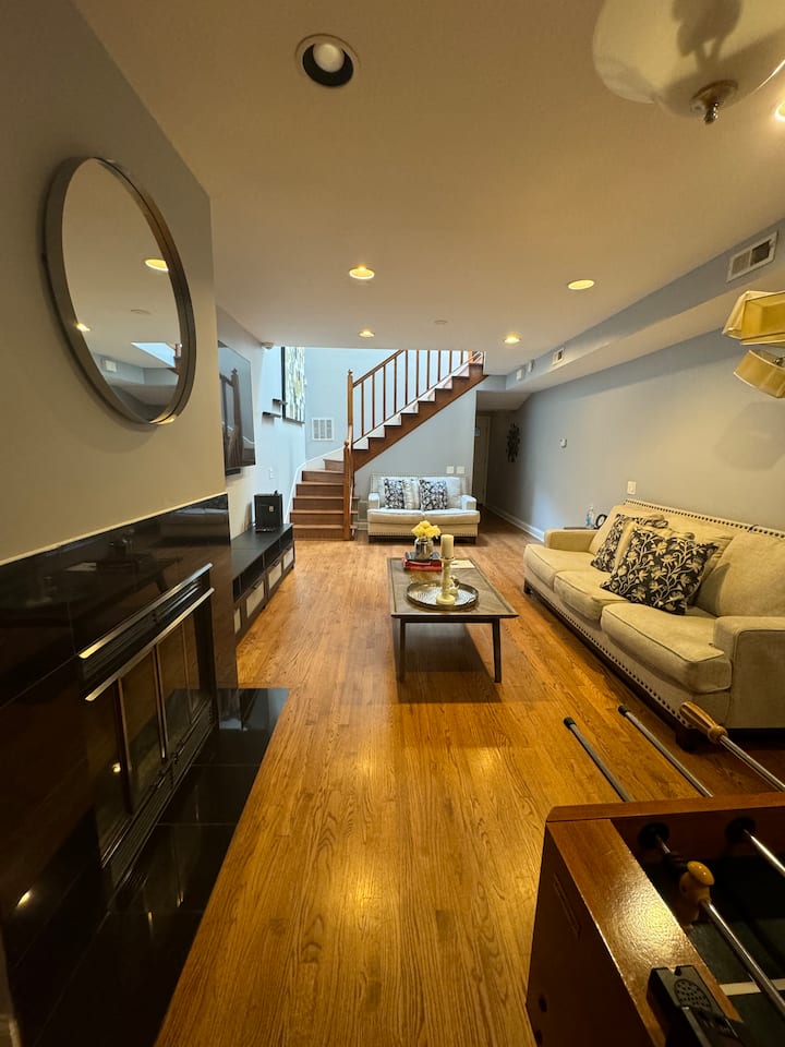 Hidden Gem - 3 Story House & Pet Friendly! -