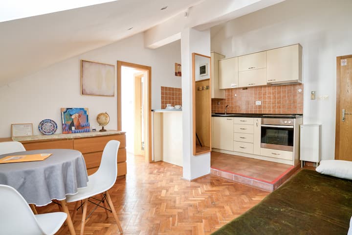 Cosy Rooftop Apartment + Cathedral & Mountain View - 코토르