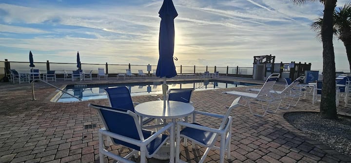 Aqua Escape ~ Ocean Front Complex ~ Pool Open - Daytona Beach, FL
