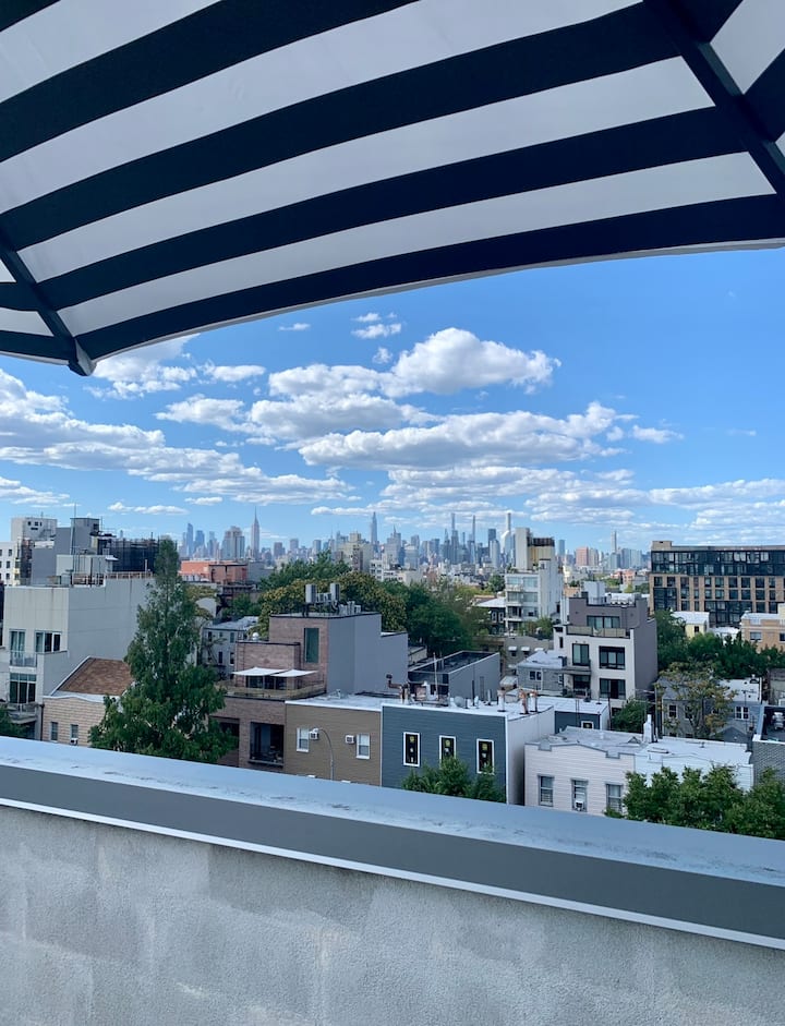Beautiful Top Unit W/ City Views In Williamsburg - Queens, NY