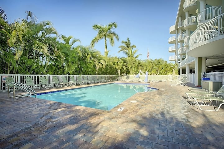Paradise Getaway | 3 Great Units W/ Kitchen+pool - Treasure Island, FL