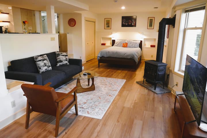 Green Lake Courtyard Studio - Newly Renovated! - Seattle, WA
