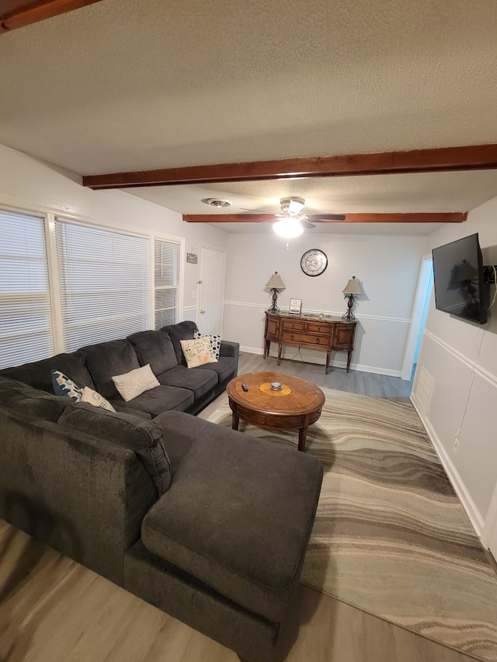Cheerful 3 Bedroom Home Near Charleston - Goose Creek, SC