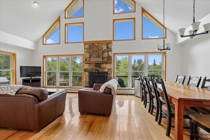Four Seasons Chalet: 5 Br, Fireplace, Game Rm, A/c - Waterbury Village Historic District