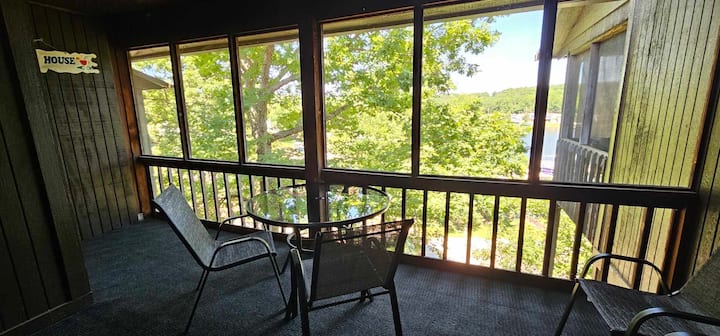 Perfectly Located Sleeps 4 Murphy Bed W Pool - Lake Ozark, MO