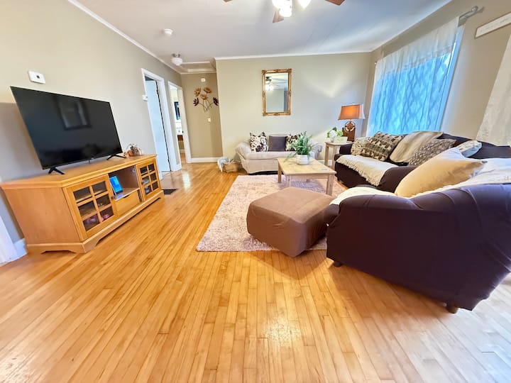 Cheerful 2 Bedroom Home Close To Snow Sled Trails. - Presque Isle, ME