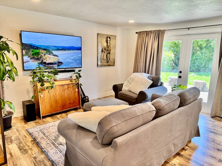 Open, Quiet, Comfort-3 Bedrooms 2 Kings & 1 Qn - Eugene, OR