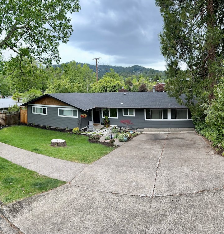 Enjoy Spring In Quiet Se Eugene - 2 King Beds - Eugene, OR