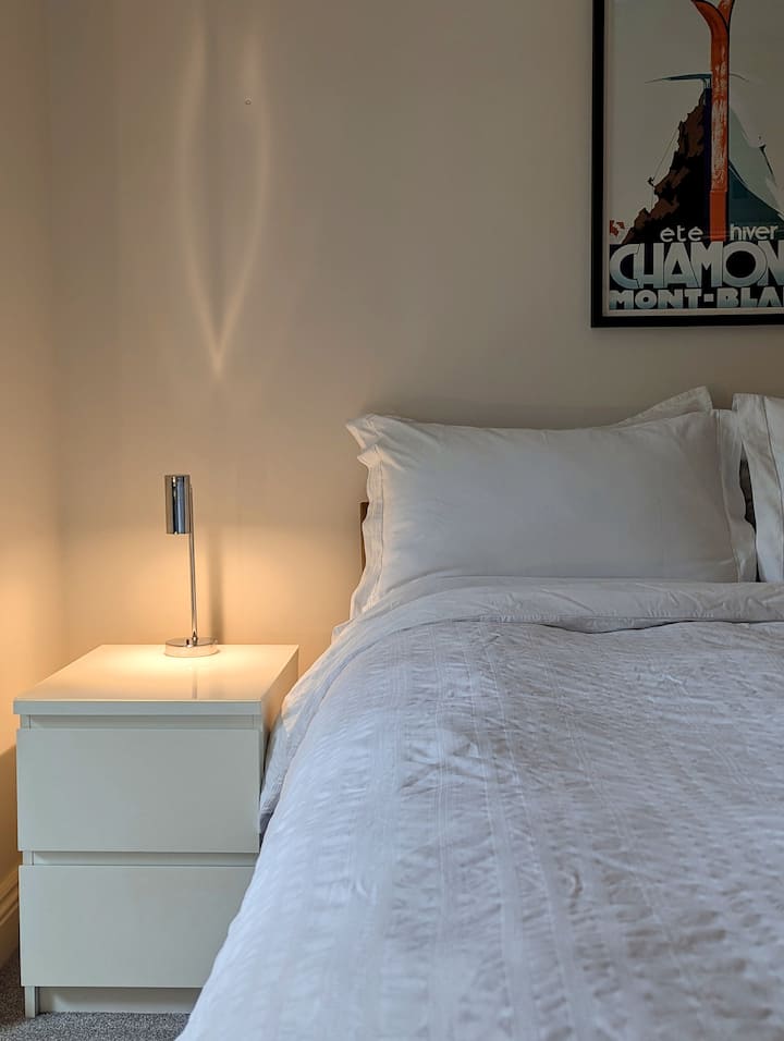 Spacious 1 Bedroom Apartment With Free Parking - Cheltenham