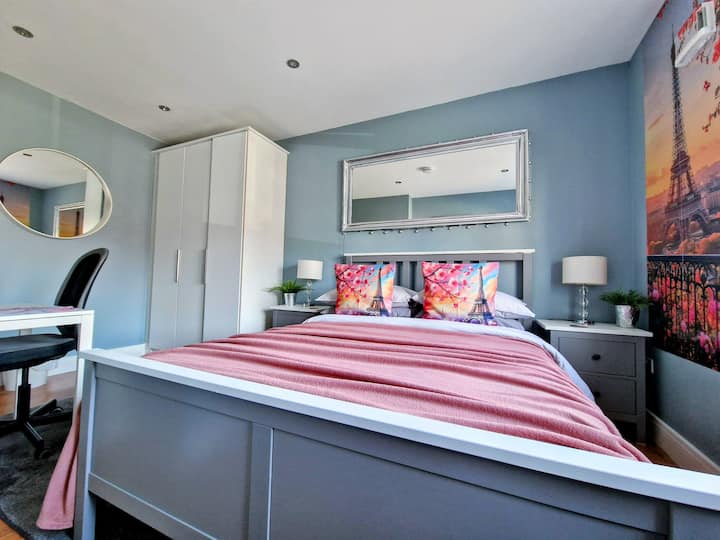 Eiffel Tower Room With Breakfast And Snacks! - Celbridge