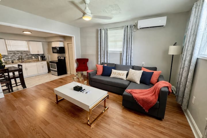 Relaxing Beach Gateway! Apartment Near The Beach - Clearwater, FL