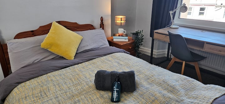 Spacious Penthouse | Central  Location | 3 Doubles - Plymouth