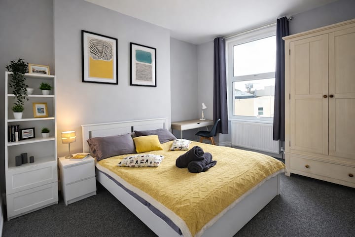 Spacious Penthouse + Terrace | Central | 3 Doubles - Saltash