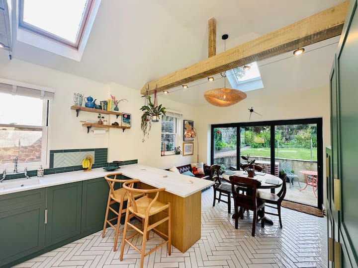 Spacious Victorian Garden Apartment - Free Parking - Brighton Marina