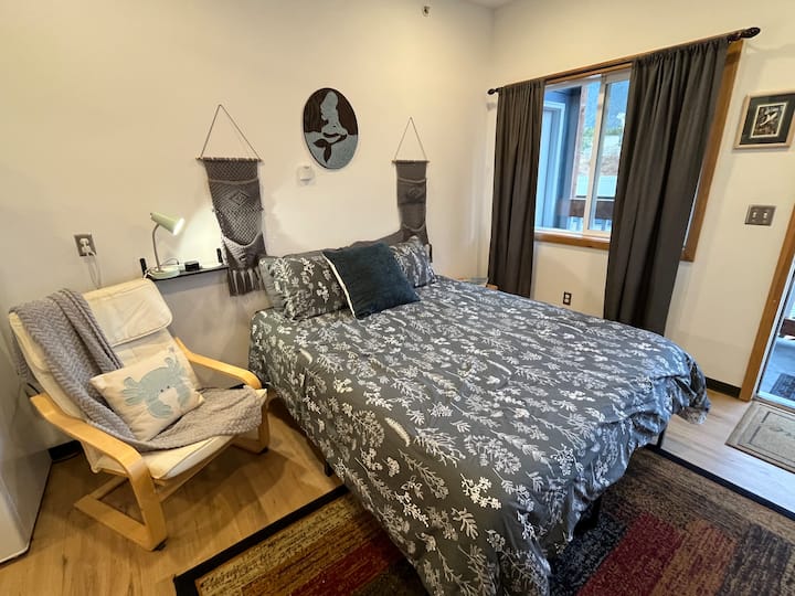 Apartment L: Mount Longenbaugh (Car Rental Option) - Sitka, AK