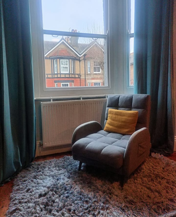 Ex Police House 200m From Beach!
Ferry Discounts! - Sandown Beach