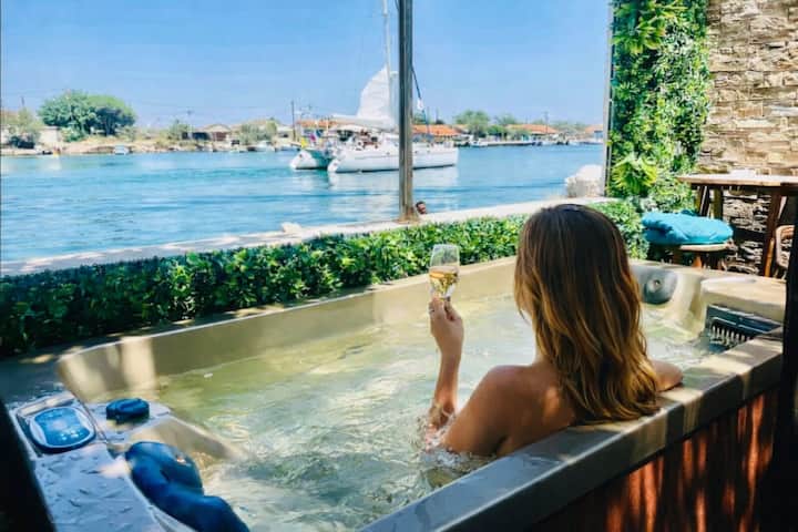 Le Cabanon Les Pieds Dans L’eau, Jacuzzi Privée - Port-Saint-Louis-du-Rhône