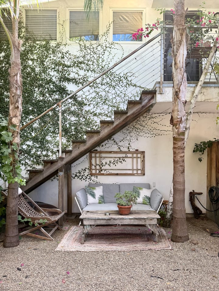 Chic Scandinavian Treehouse+private Yard+parking - Turlock, CA