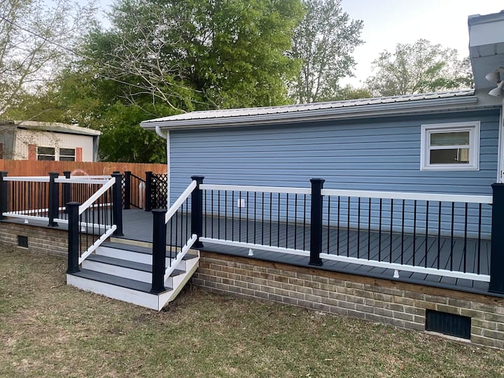 Lovely 2-bedroom Beach Getaway! 1/2 Mile To Beach. - Garden City, SC