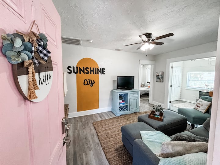 Sunny 2br Historic Apt: Stroll/bike To Downtown - St. Petersburg, FL