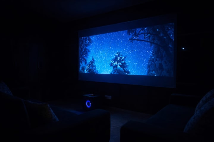 11. Pvt. Theater, 2bhk Cozy Get-together By Instay - Noida