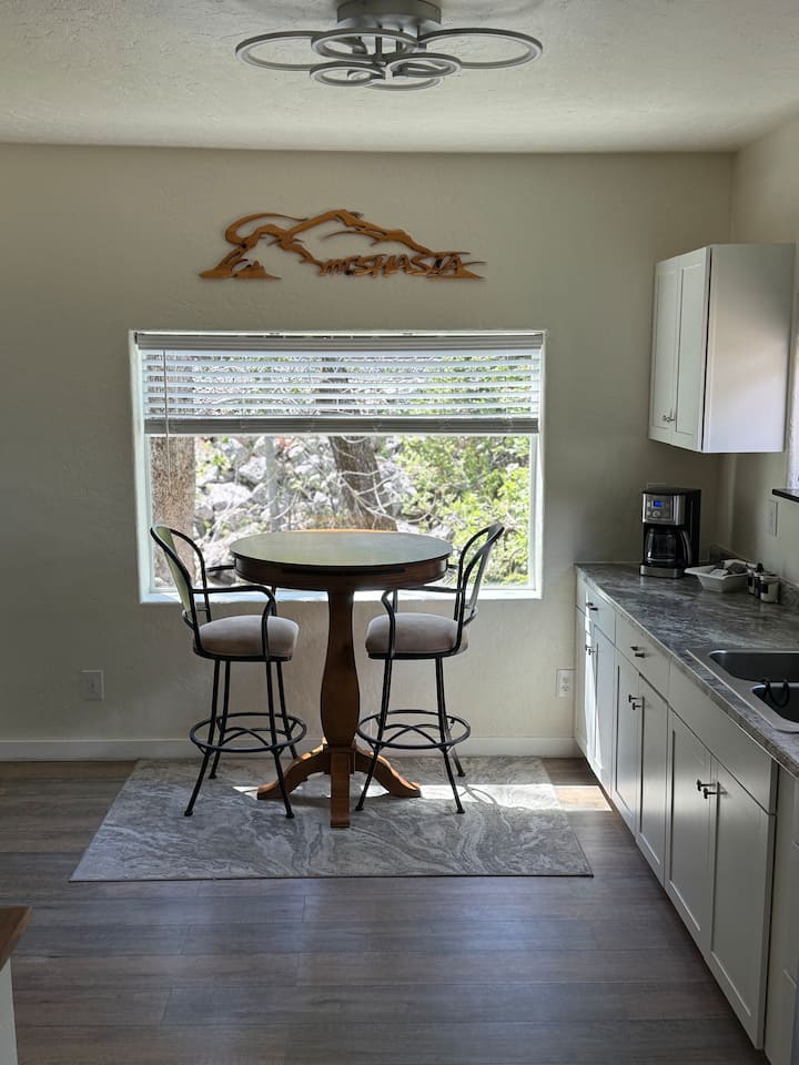 “Riverside Retreat: Cozy, Scenic, Private,relaxing - Dunsmuir, CA