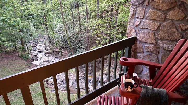 Cozy Creekside Condo |Pool | Close To Gsmnp & Ober - Gatlinburg, TN