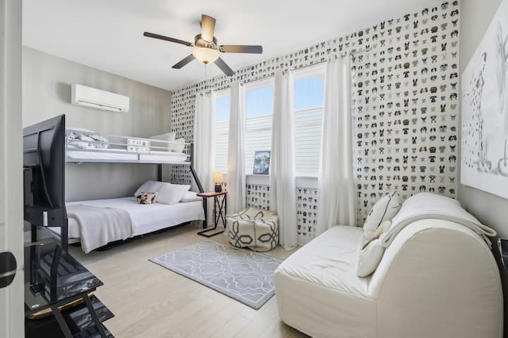 *Kid's Fav *Downtown Chatt-town •Soda Bar •75' Tv - Chattanooga, TN