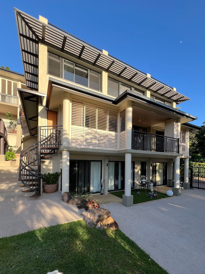 *New* Modern 2 Bed 2 Bath Suite - Cairns