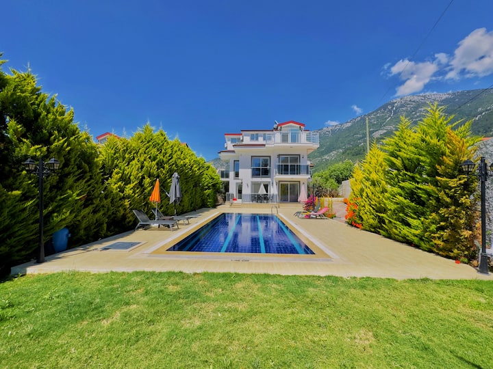 Villa Asya 2 Ovacık'ta 4+1 Babadağ Manzaralı Villa - Ölüdeniz