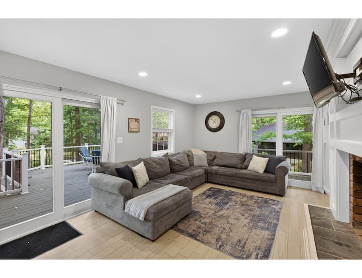 Paradise Found: Lakefront Home In Locust Grove - Lake of the Woods, VA