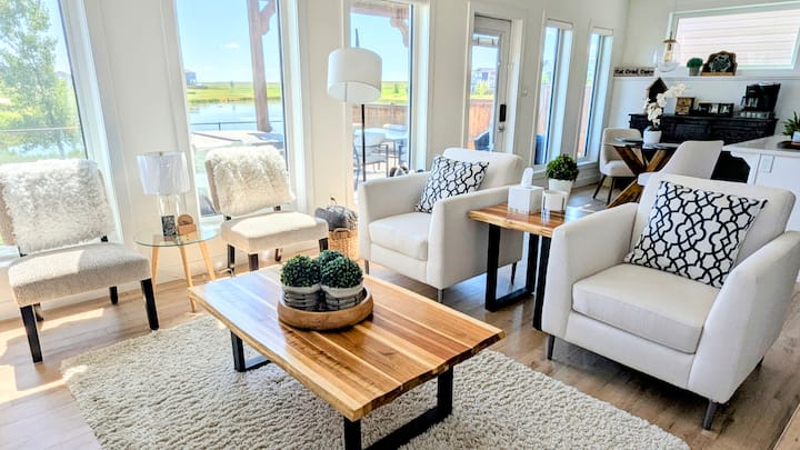 Bright Walk-out Suite - Kitchenette & Amazing View - Lethbridge