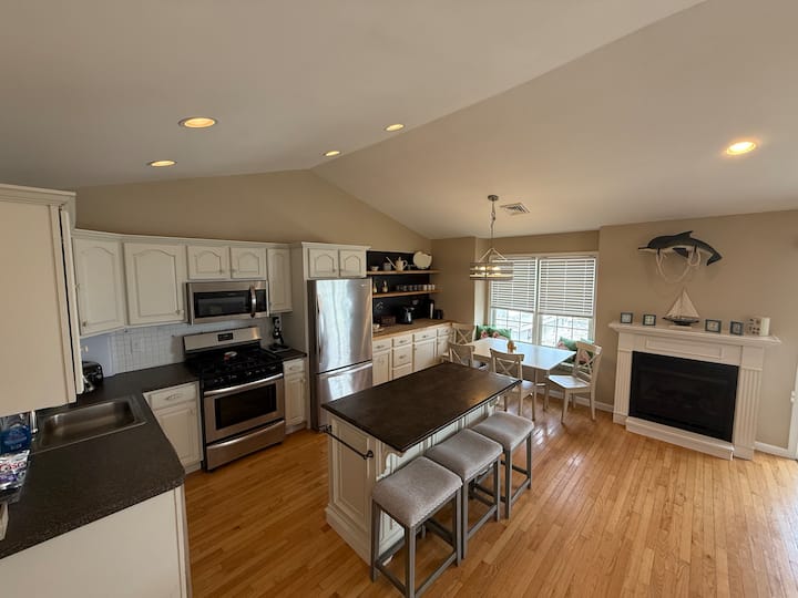 4 Bedroom Condo - 1 Block From The Beach! - Wildwood, NJ