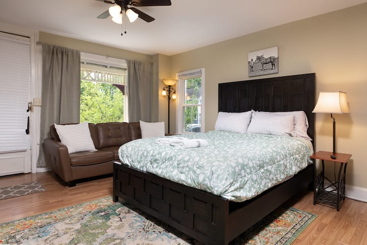 Beautiful Studio Apartment, Short Walk To Downtown - Saratoga Springs, NY