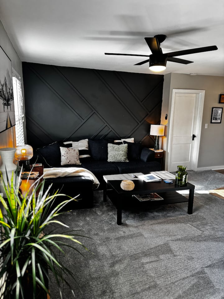 Runway Retreat, Cozy Two-bedroom - Milwaukee