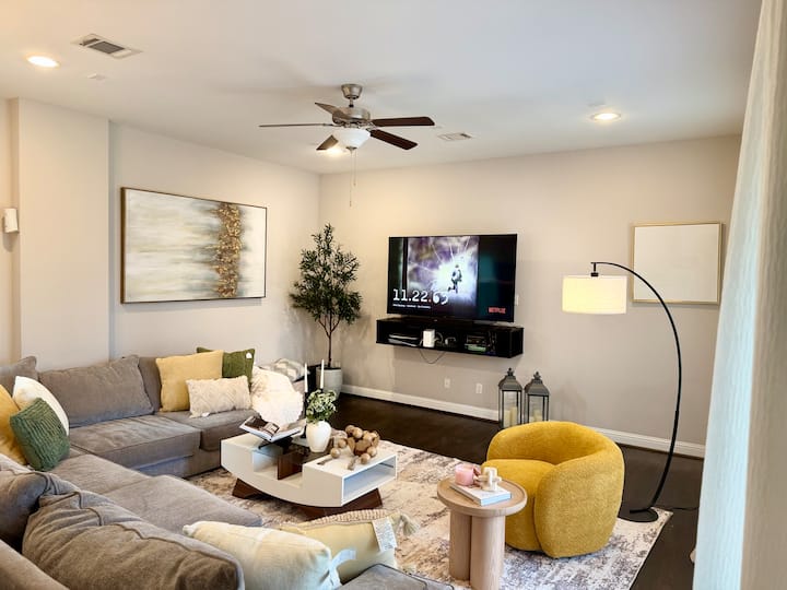 Modern Downtown Gem: Entire Three-story Home - Houston, TX