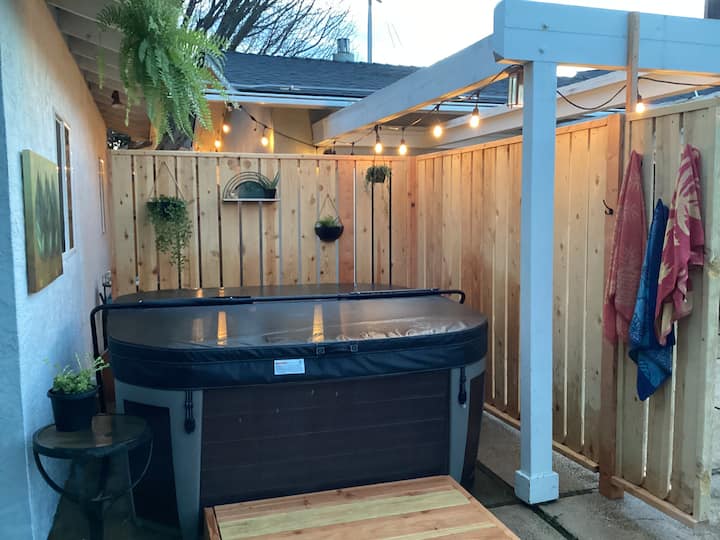 Spa & Pool | Movie Projector | King Bed - Chico, CA