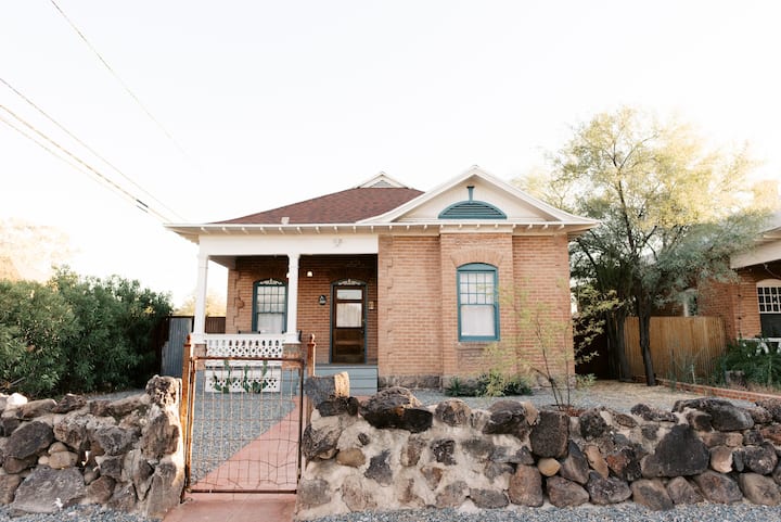 Desert Victorian, Downtown, Charming, 2bd/2ba - Tucson, AZ