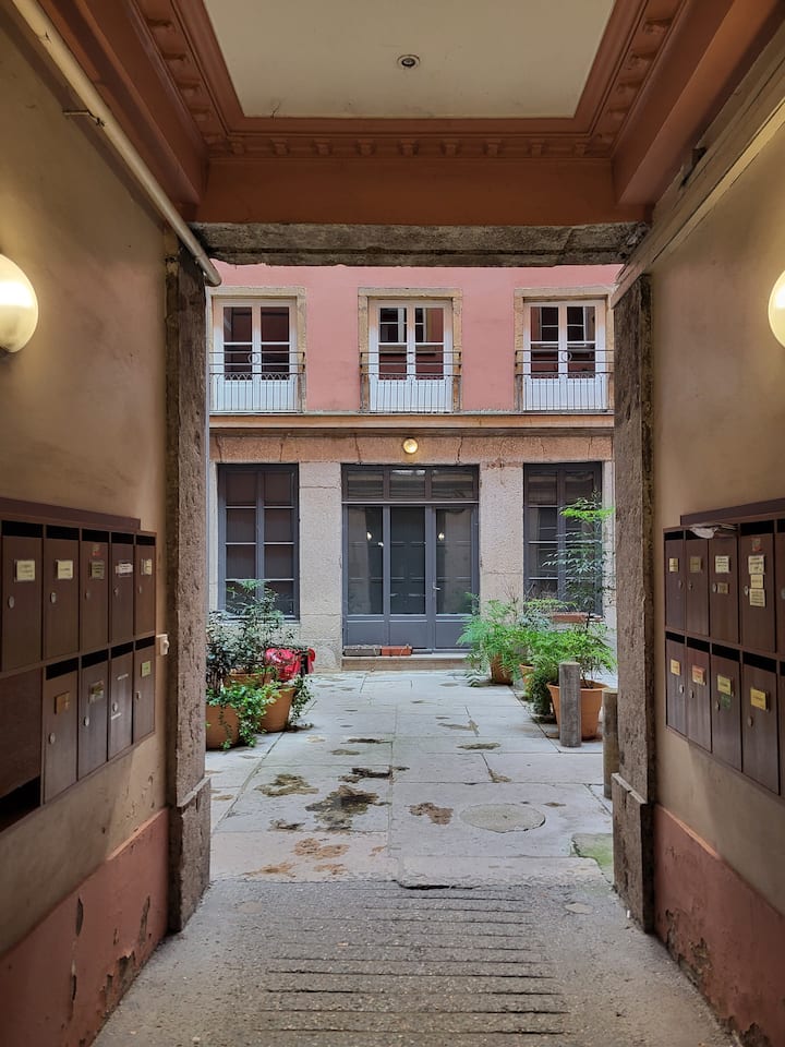 Au Frais Dans Le Bas Des Pentes - Lyon